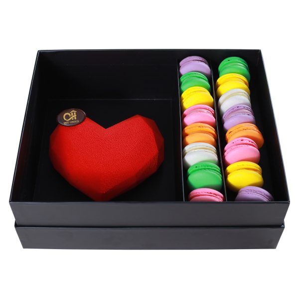 SP BOX RED HEART CAKE WITH MACRON كيك اس بي بوكس قلب احمر مع ماكرون ...